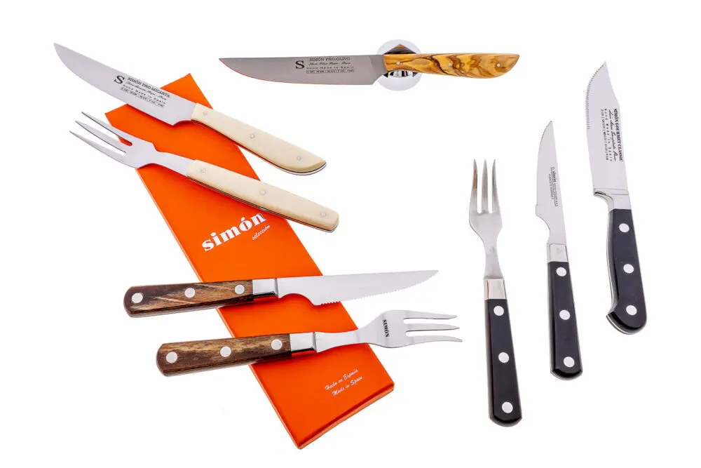 Kitchen knives and accessories such as kitchen knives or sharpening steel